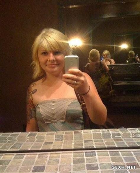 Подруги любуются отражением в зеркале Pic