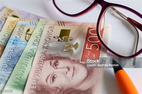 스웨덴 돈 안경 옆 책상 위의 크로네 메모 카드와 펜 개념 청구서 지불 할부 및 대출 스웨덴의 가계 예산 비용 상승 0명에 대한