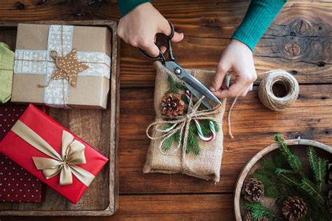 여자는 소박한 제로 폐기물 크리스마스를위한 플라스틱 무료 선물 패키지를 만듭니다 자연 Aestetic 20 24세에 대한 스톡 사진 및 기타 이미지 Istock