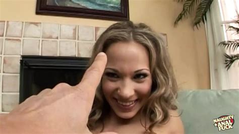 アナルのおもちゃを使用すると、愛らしいブロンドはすぐにダブル挿入を切望するミンクスに変わります Xhamster