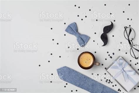 행복 한 아버지의 날에 커피 한잔 선물 상자 안경 보우 타이 및 콧수염 평면도가 있는 휴일 아침 식사 평평한 누워 0명에 대한 스톡 사진 및 기타 이미지 Istock