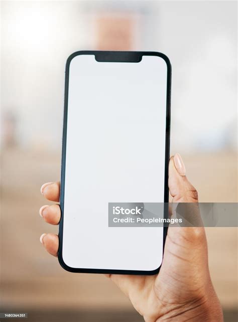 모형 화면 흑인 여성 또는 통신 마케팅 광고 또는 흰색 배경의 네트워킹을 위해 스마트폰에 손을 대고 있습니다 디지털 공간 또는