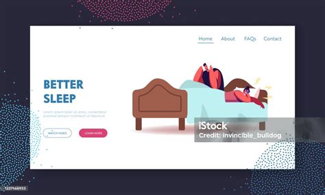 남편 고통 의 자 아내 코고는 방문 페이지 템플릿입니다 잠에서 여성 캐릭터 노고 호흡 질병 침대에서 베개와 함께 귀를 커버 하는
