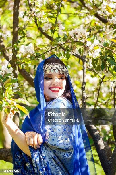 젊은 예쁜 인도 소녀 보석과 베일 은 녹색 공원에서 쾌활한 행복 미소를 포즈 라이프 스타일 사람들 개념 결혼식에 대한 스톡 사진