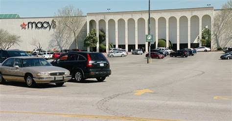 2 Detained After Naked Incident At Mall