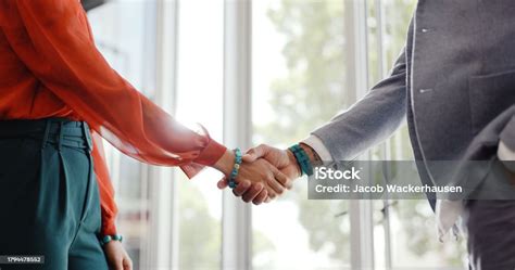 사업가 악수와 파트너십 회의 사무실에서 함께 고용 또는 승진 직장에서 B2b 거래 또는 합의를 위한 인사 소개 또는 팀워크에서 악수하는 직원 2명에 대한 스톡 사진 및 기타