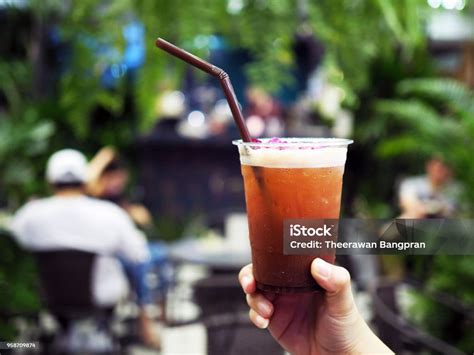 얼음의 플라스틱 유리 장미 레몬 차 보유 하고있다 여름 칵테일 또는 열 대 Mocktail입니다 건강한 생활방식에 대한 스톡 사진 및 기타 이미지 Istock