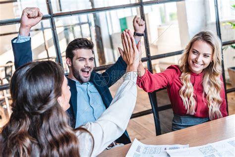 工作场所快乐和成功的商业团队高清图片下载 正版图片503383565 摄图网