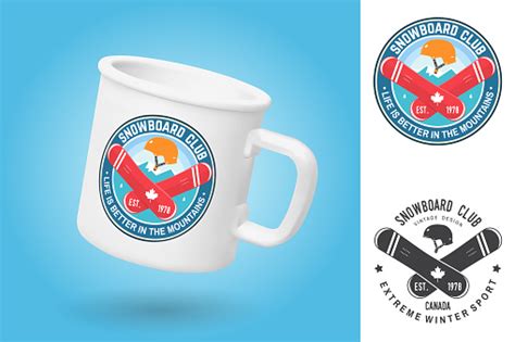 화이트 캠핑 컵 샘플 디자인이 있는 현실적인 머그 모형 템플릿입니다 스노보드 클럽 벡터 스노보드와 헬멧 실루엣으로 디자인