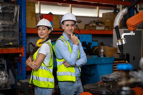 Foreman 또는 엔지니어는 공장 현장에서 기계 또는 제품을 현장에서 점검합니다 엔지니어 또는 기술자가 공장에서 재료 또는 기계를 검사합니다 산업 및 공장 2명에 대한