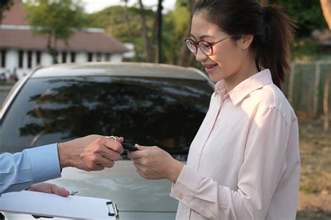 세일즈 맨은 고객을 자동차 키를 제공 합니다 여자 딜러에서 구매 자동차입니다 자동차 사업 교통 소유권 개념 고객에 대한 스톡 사진 및 기타 이미지 Istock