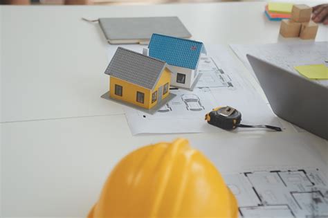 엔지니어 팀워크 미팅 작업 현장 건설 및 구조 개념의 모델 구축 및 엔지니어링 도구 파트너와 협력하는 프로젝트를 위한 청사진 회의를 작성합니다 0명에 대한 스톡 사진 및