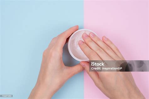 깨끗 하 고 맑은 손가락 자연 영양 손톱 개념입니다 상단 오버 헤드 높은 각도 플랫 레이 평면 누워 가까운 보기 아름 다운 흠 없는 손 오픈 포장 풀기 고립 된 파스텔 배경