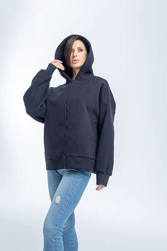 초상화 아름 다운 여자 의 모델 외모 회색 배경에 검은 스웨트 셔츠를 입은 소녀 스튜디오에서 포즈를 취하는 트렌디한 메이크업을 한 예쁜 여성 세로 사진 Fashionable