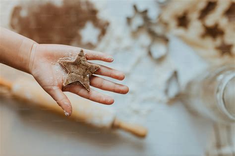 별 모양의 물체를 들고 있는 아이의 손 사진 Unsplash의 행사 이미지