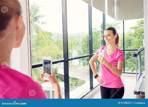 Femme Prenant Le Selfie Dans Le Gymnase Image stock Image du athlète