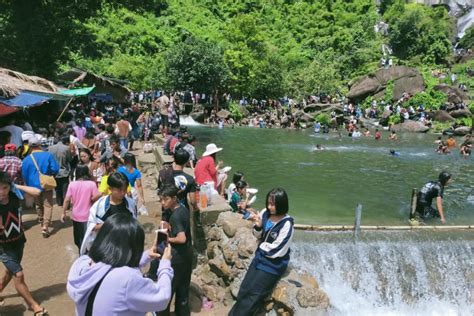 ဝါဆိုလပြည့်နေ့ ဓမ္မစကြာနေ့ တွင် ပေါင်မြို့နယ်၌ ဝါဆိုသင်္ကန်းကပ်သူများ ဘုရားဖူးသူများ စည်ကား