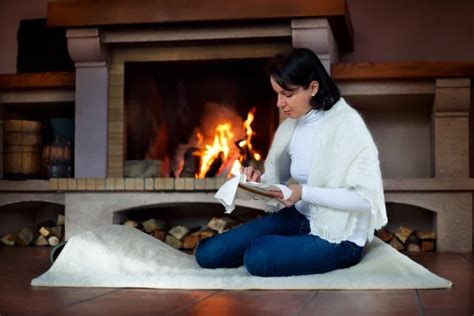 ⬇ Скачать картинки Женщина вышивает стоковые фото Женщина вышивает в хорошем качестве