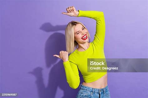 보브 헤어 스타일을 입은 예쁜 여자의 사진 노란 옷을 입고 윙크하고 자주색 배경에 고립 된 빈 공간을 제공합니다 가리키기에 대한 스톡 사진 및 기타 이미지 Istock