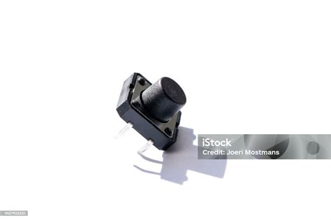 작은 푸시 버튼의 매크로 초상화입니다 전기 부품은 Pcb 또는 회로 기판의 전자 제품에 사용됩니다 버튼을 누르면 회로의 다른 부분이 활성화됩니다 금속에 대한 스톡 사진 및