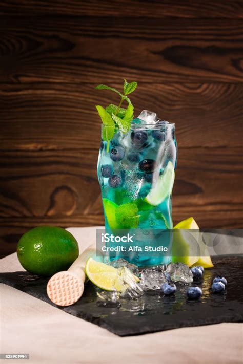 밝고 상쾌한 푸른 석호 라임 민트 얼음 열매 및 나무 배경에 Carambola의 조각과 칵테일 공간에 복사 합니다 0명에 대한 스톡 사진 및 기타 이미지 Istock