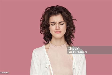 혼자 슬픈 우울 아름 다운 갈색 머리 젊은 여자의 근접 촬영 초상화는 닫힌 눈과 우는 캐주얼 스타일 서 있는 곱슬 헤어스타일로 눈 감기에 대한 스톡 사진 및 기타 이미지