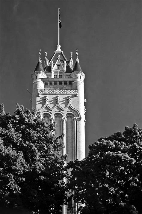 무료 이미지 나무 구름 검정색과 흰색 건축물 하늘 사진술 건물 샤토 시티 아치 경계표 정면 교회에 단색화 시계탑 종탑 첨탑 뾰족한 탑