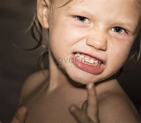 젖은 머리를 가진 어린 소년 사진 무료 다운로드 Lovepik