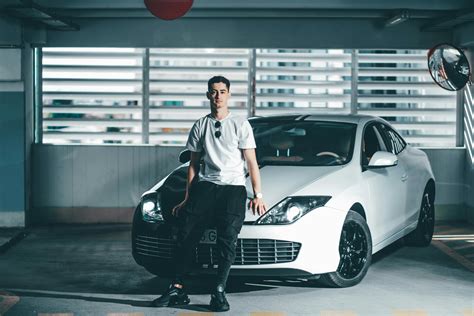 실내 개인 거리 스타일 검은 바퀴 관찰 기댄 남성 남자 도시 생활 도시 설정 도시의 레저 선글라스 수송 스타일 스트리트웨어 시원한 옷차림