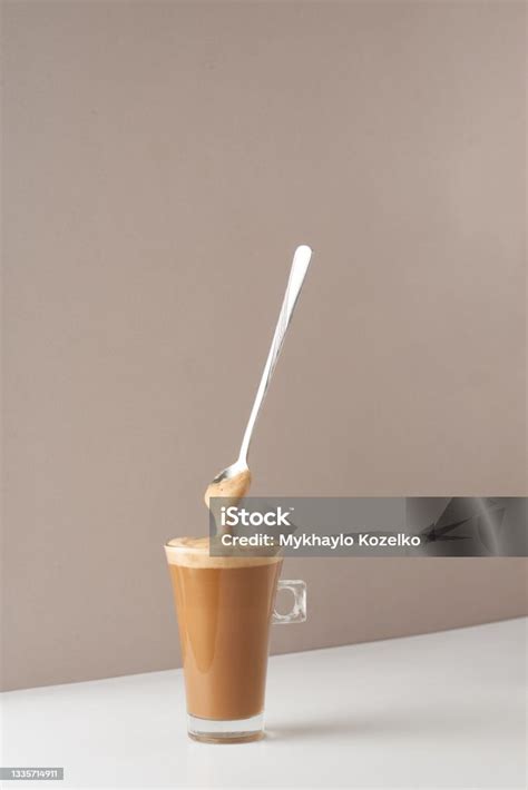 카푸치노와 향기로운 거품과 숟가락유리 컵 카푸치노 라떼 또는 커피를 우유와 함께 컵 커피 한 잔이 있는 카페와 레스토랑을 위한 창의적인 디자인 카페 마키아토에 대한 스톡