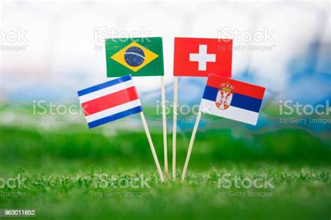 브라질 스위스 코스타리카 세르비아의 국가 플래그입니다 축구 경기장에 푸른 잔디에 플래그 경기 스포츠에 대한 스톡 사진 및 기타