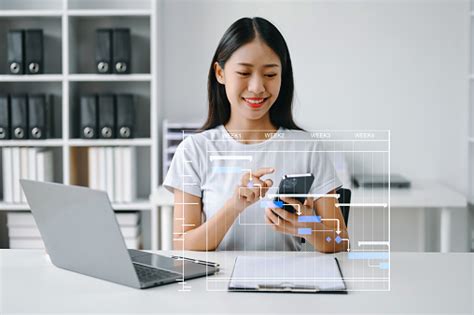 프로젝트 관리자는 마일스톤 진행 계획 및 Gantt 차트 일정 다이어그램으로 작업 및 업데이트 작업을 수행합니다 사무실에서