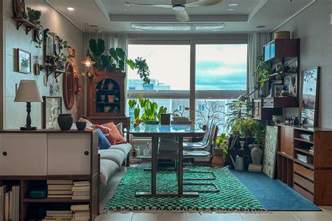 월넛 우드와 맥시멀 플랜테리어로 완벽한 빈티지 하우스 라이프스타일 슈퍼앱 오늘의집