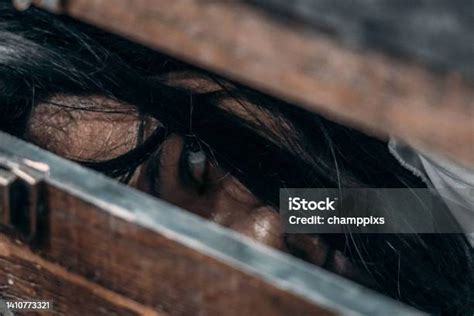 소녀 유령 여자 죽음 공포는 어둠을 비명을 지르고 지옥에 대한 무서운 두려움의 악몽 배경은 할로윈 축제에서 괴물 악마입니다