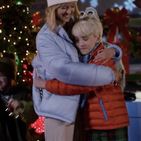 Lori And Lincoln Hugging Form A Loud House Christmas Fandom