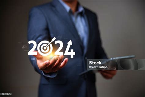 2024년에 성장하는 비즈니스 2024년 마케팅 모니터 및 새해 개념의 사업 계획을 보여주는 사업가 마케팅 재무 및 연구 분석 사업 계획 및 전략 개념 2023년에 대한