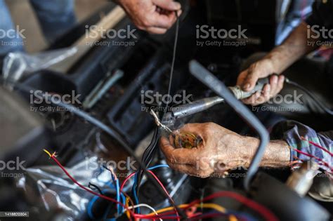 자동차 정비사 전기 고장 얽힌 케이블 일하는 인간의 손 팀 작업 전기공에 대한 스톡 사진 및 기타 이미지 전기공 차고 검사 보기 Istock