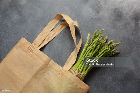 녹색 아스파라거스와 재사용 제로 폐기물 섬유 제품 가방 0에 대한 스톡 사진 및 기타 이미지 0 0명 가방 Istock