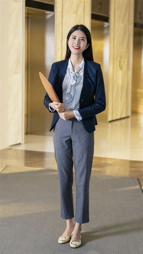 抱着资料站立的女人 花瓣网