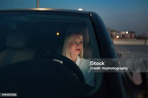 주차장에서 차에 앉아 스마트폰으로 문자를 보내는 젊은 여성 주차 활동에 대한 스톡 사진 및 기타 이미지 주차 활동 휴대전화 모던 양식 Istock