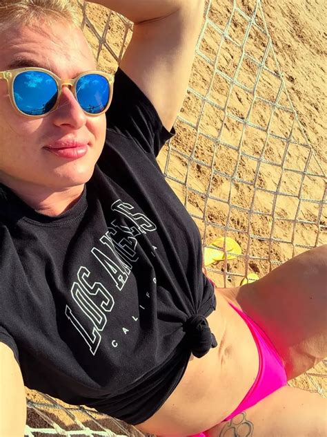 Ставшая бодибилдершей дочь Марии Шукшиной показала фигуру в крошечном купальнике