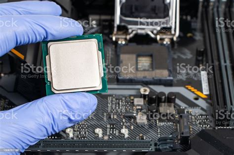 cpu 마이크로프로세서를 마더보드 소켓에 연결합니다 기술적 배경 컨셉 컴퓨터 하웨어 cpu에 대한 스톡 사진 및 기타 이미지