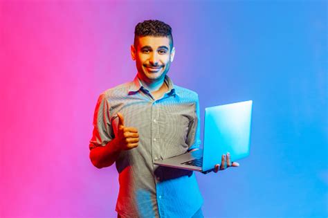 노트북을 손에 들고 카메라를 바라보며 엄지 손가락을 올리는 남자 쓰기에 대한 스톡 사진 및 기타 이미지 쓰기 컷아웃 남자 Istock