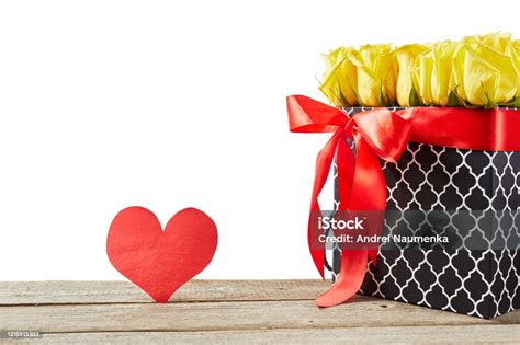 빨간 종이 하트와 노란색 장미의 꽃다발 발렌타인 데이 컨셉 검은색에 대한 스톡 사진 및 기타 이미지 검은색 검은색 상자
