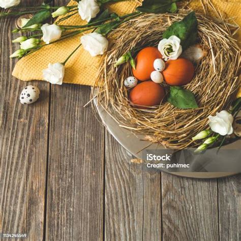 행복 한 부활절 배경입니다 나무 바탕에 금속 접시에 둥지에서 부활절 달걀 행복 한 부활절 개념 4월에 대한 스톡 사진 및 기타 이미지 Istock