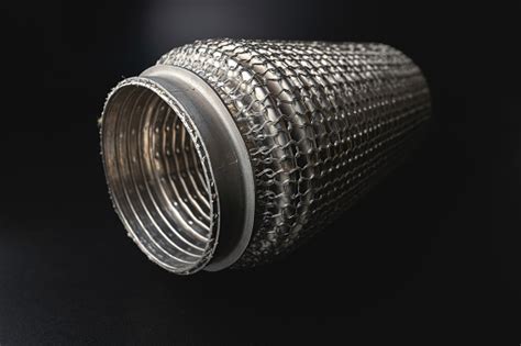 자동차 시스템용 배기 플렉시블 조인트 자동차 스테인레스 스틸 머플러 연결 새로운 금속 부품이 파이프에 용접됩니다 수리 클로즈업