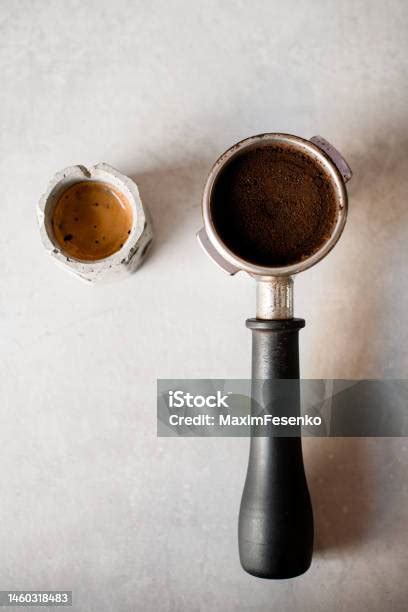 분쇄 커피와 음료가 담긴 작은 회색 컵으로 가득 찬 홀더가 있는 포터필터의 평면도 0명에 대한 스톡 사진 및 기타 이미지 0