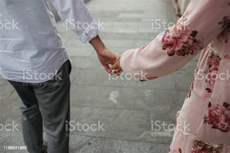 손을 잡고 있는 젊은 부부의 모습을 가까이서 볼 수 있습니다 사랑 신뢰 가족 파트너십 행복 목표 거리에서 손을 잡고 2명에 대한