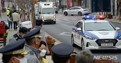 안전하게 들어서는 의약품 운반 차량