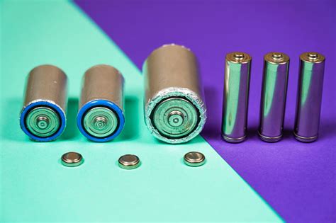 많은 다른 유형 사용 하거나 새로운 배터리 충전식 누 산 기 컬러 배경에 알카라인 배터리 0명에 대한 스톡 사진 및 기타 이미지 Istock